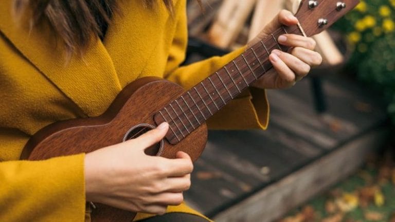 How to Strum a Ukulele – Your Introduction to The Basics